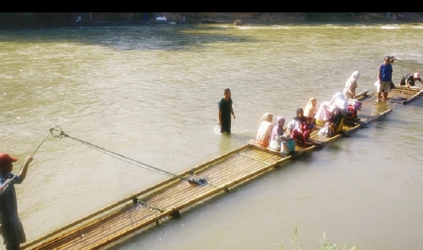 Miris Tak Ada Jembatan Penghubung Antar Kecamatan, Warga Bertaruh Nyawa ... Miris Tak Ada Jembatan Penghubung Antar Kecamatan, Warga Bertaruh Nyawa ...