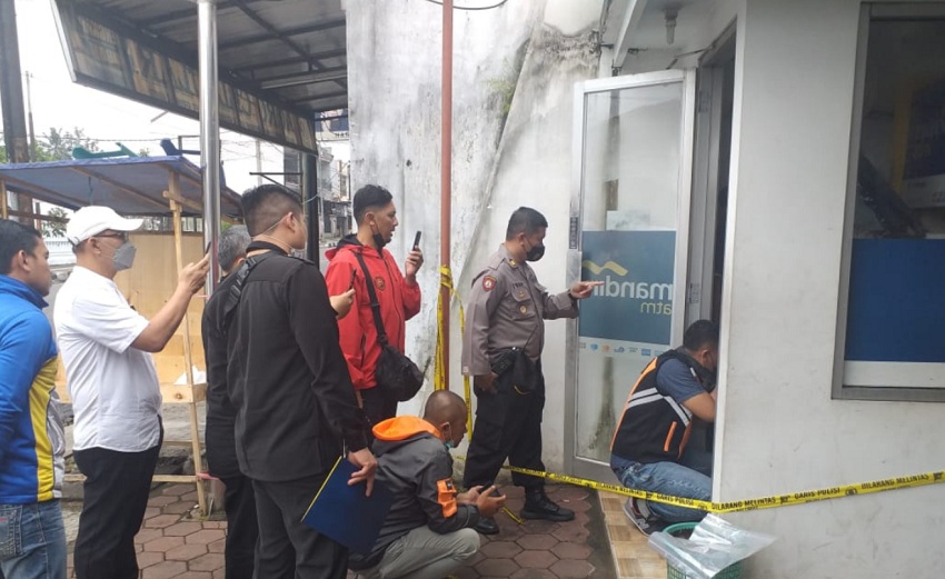 Perusakan Mesin ATM Mandiri Diduga Hendak Dibobol Maling – BandungRaya Perusakan Mesin ATM Mandiri Diduga Hendak Dibobol Maling – BandungRaya